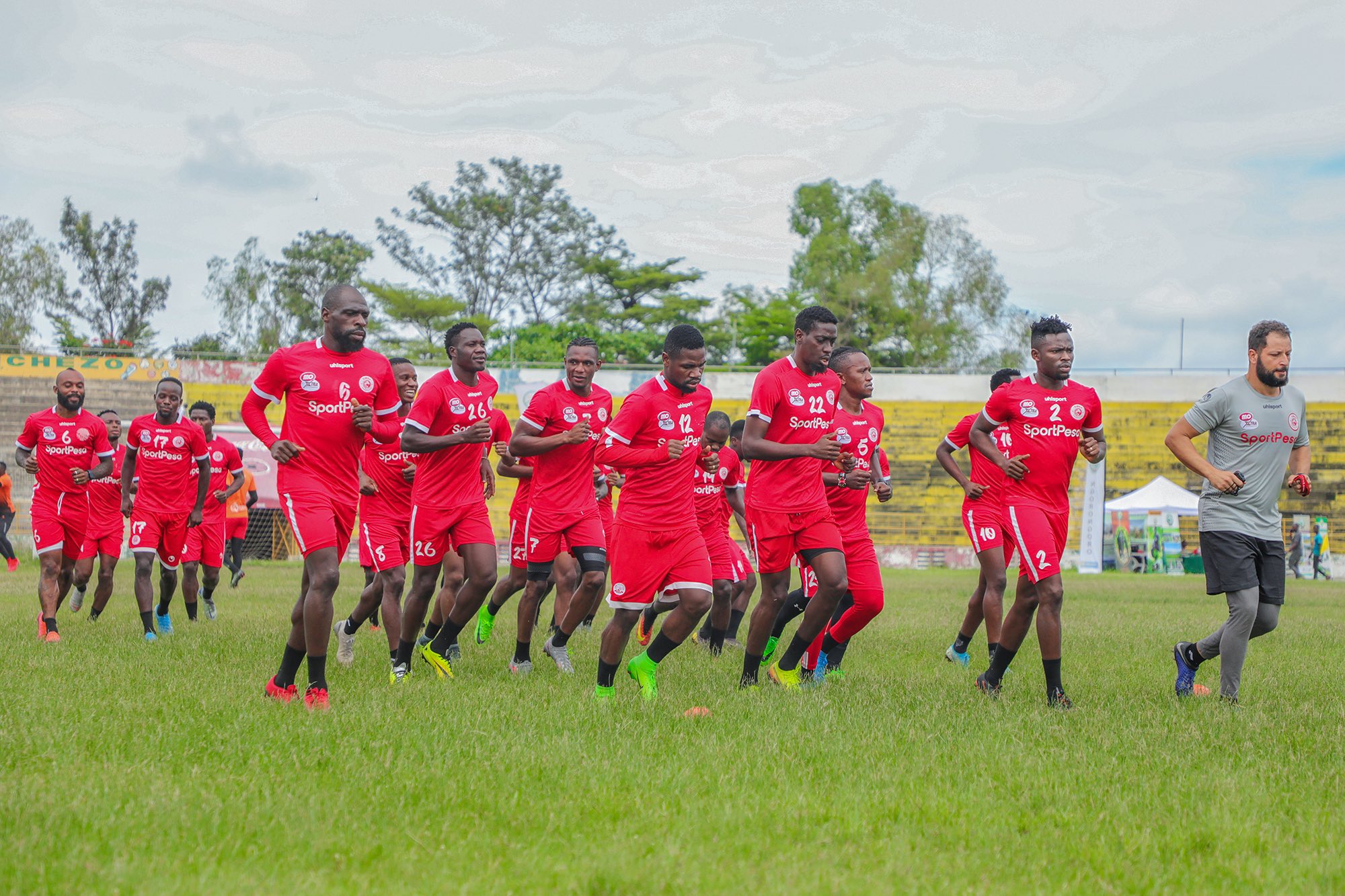 Wachezaji wa Simba wakifanya mazoezi ya mwisho kabla ya kuwavaa ... Wachezaji wa Simba wakifanya mazoezi ya mwisho kabla ya kuwavaa ...