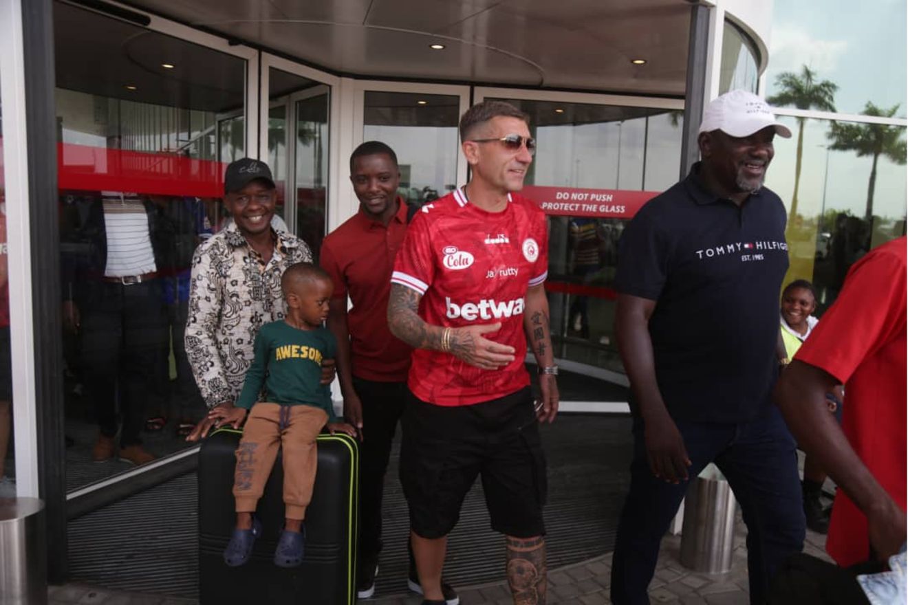 Meneja Simba Dimitar Pantev alivyowasili Dar es Salaam | Mwanaspoti